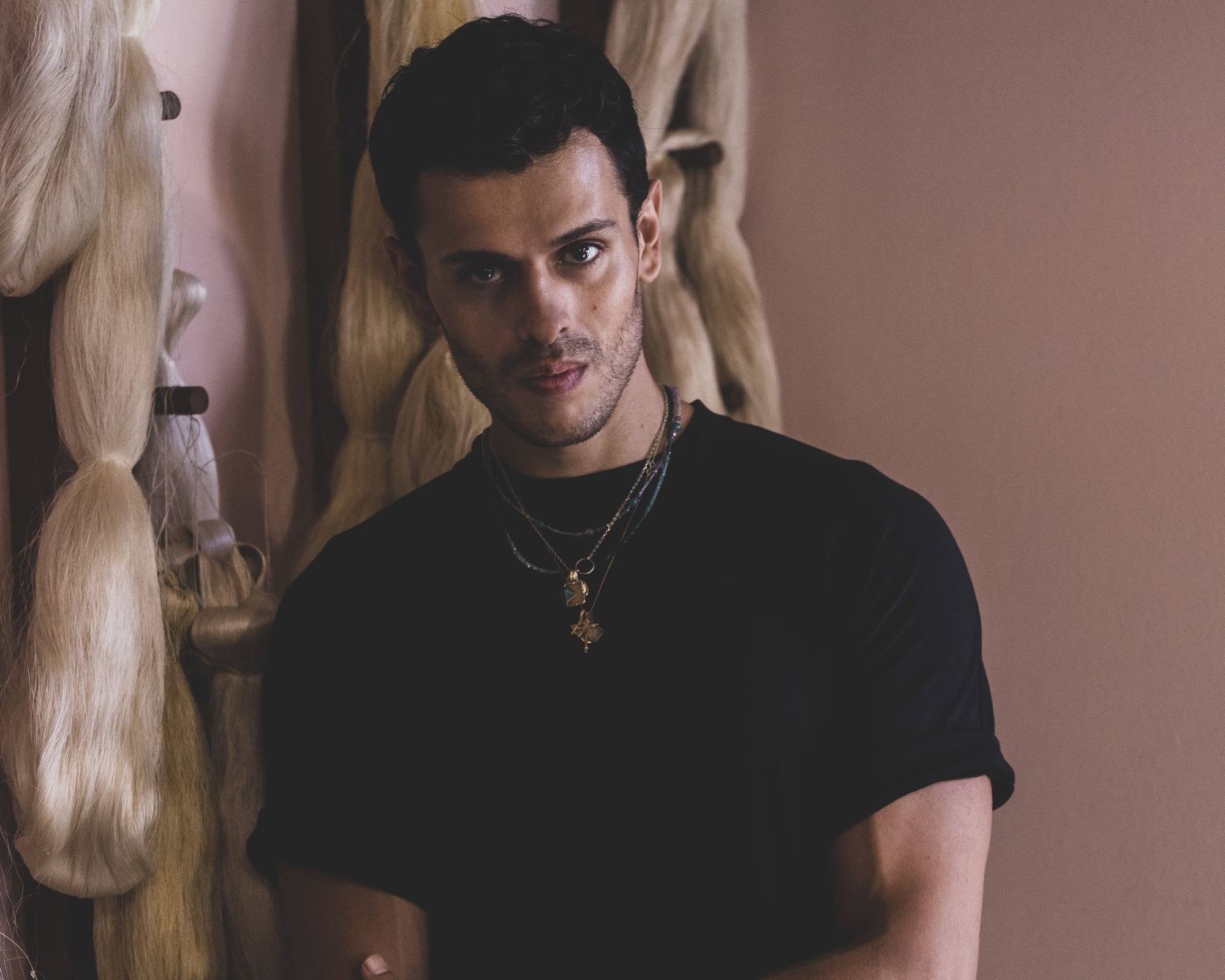 Andrés Acosta presenta en Italia un nuevo vestido sostenible con seda ...